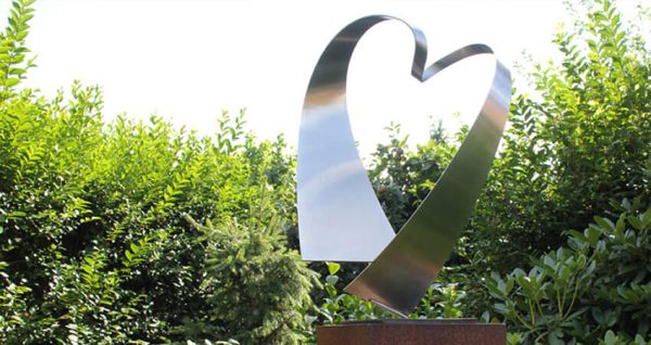 Hart sculpturen - moderne beelden van RVS met liefde als thema